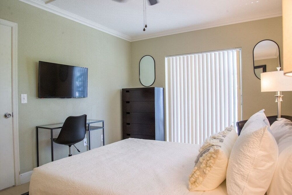 Paradise Shores #8 | 1 Block To Beach | 1 Gig Wifi - Pompano Beach, FL