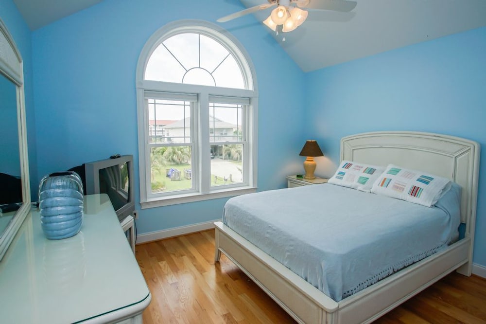 A Reel Fine Place / 1424 E. Dolphin Drive - Coastal Vacation Resorts - Oak Island, NC