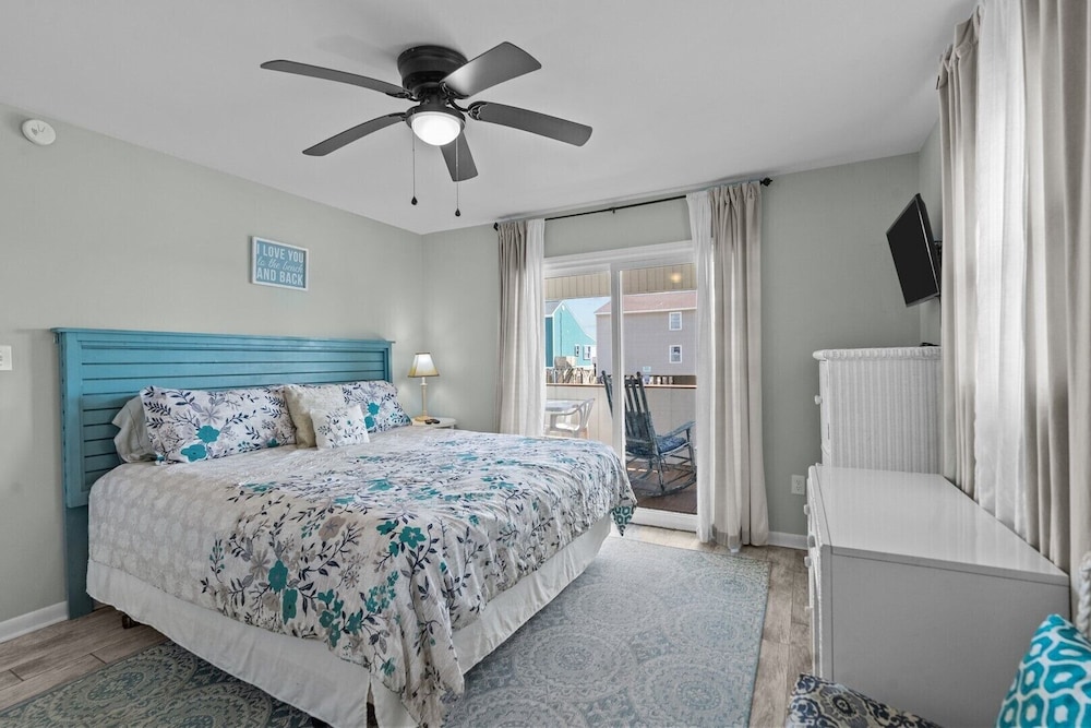All Is Whale / 508 W. Beach Drive - Coastal Vacation Resorts - Oak Island, NC