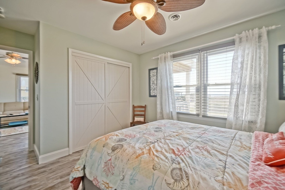 Jolly Roger / 2702 W. Beach Drive - Coastal Vacation Resorts - Oak Island, NC