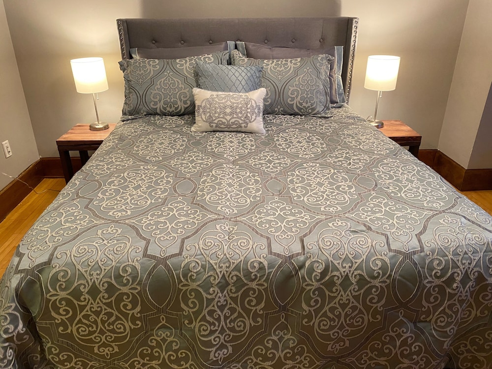 Holiday Haus In Historic New Ulm - Sleeps 8+ - New Ulm, MN