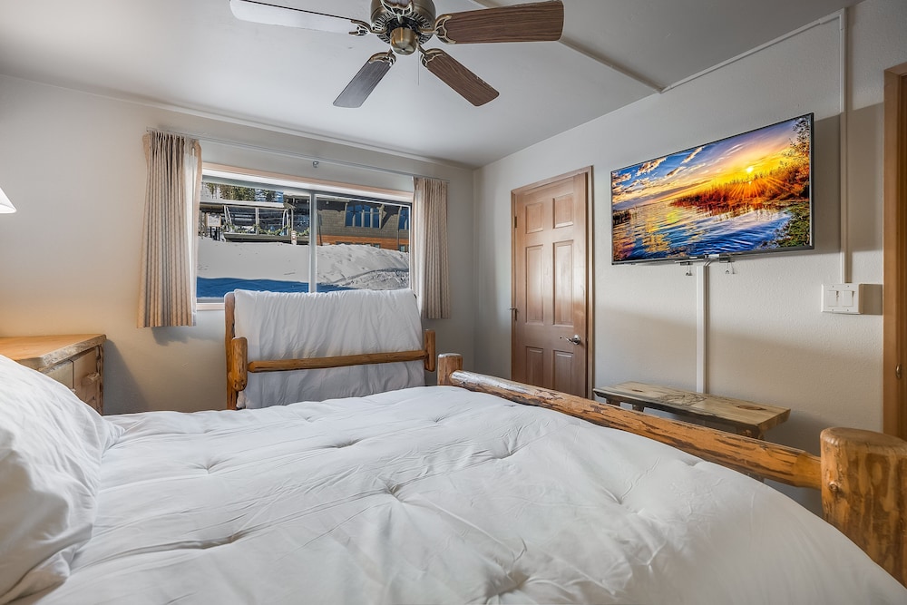 Spectacular Views And Ski Access From This Cozy Edelweiss One Bedroom - Montana