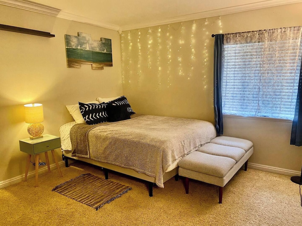 La Verne Entire Condo With Balcony View - Pomona, CA