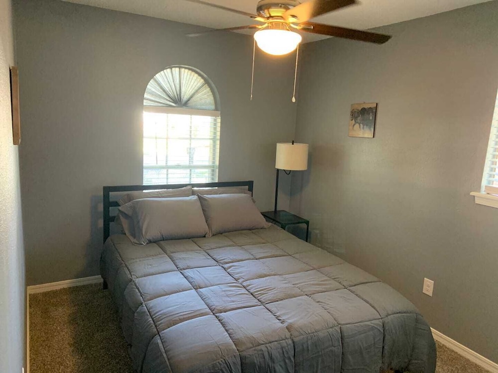 Tulsa Whole Home Near Hard Rock Casino And I-44 With Large Fenced Backyard - Tulsa, OK