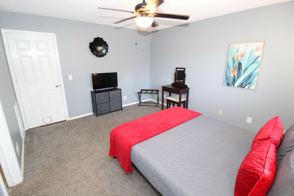 Broken Arrow Home Minutes From Tulsa & Shopping With Large Fenced Backyard - Broken Arrow, OK