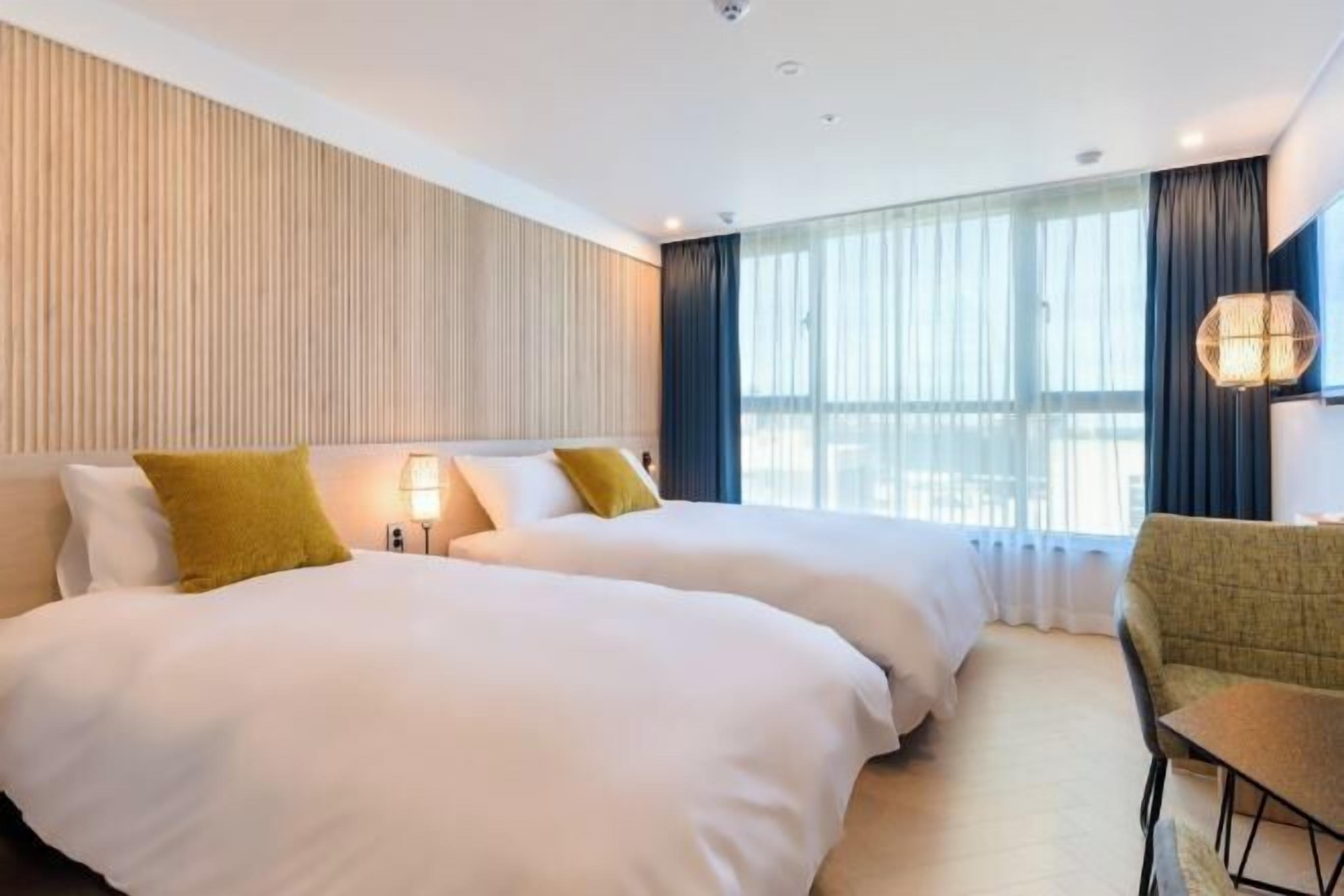 Edredões de penas, minibar, cofre no quarto 