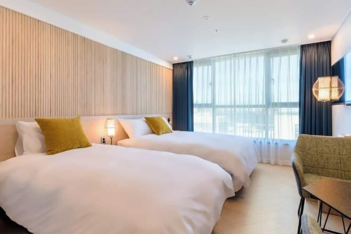 Edredões de penas, minibar, cofre no quarto