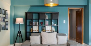Apartamento Cidade | Sala de estar | Televisor de ecrã plano de 40 polegadas com canais por cabo, televisor 