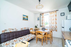 Apartamento (Three Bedroom Apartment) | Sala de estar | TV
