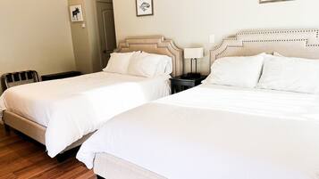 Quarto Clássico com Cama de Casal | Secretária adequada para computadores portáteis, quartos insonorizados