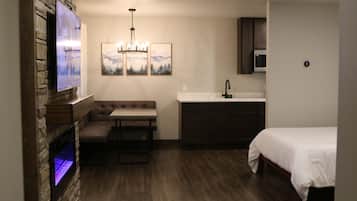 Quarto casal luxo | Área de estar | Smart TV 49 polegadas com canais via satélite, TV