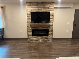 Quarto Duplo Deluxe | Secretária adequada para computadores portáteis, quartos insonorizados 