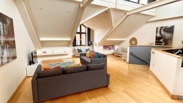 Apartamento Presidencial | Sala de estar | Televisor de ecrã plano de 54 polegadas com canais digitais, televisor