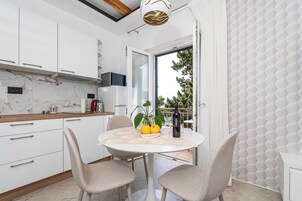 Apartamento (One Bedroom Apartment with Balcony an) | Cozinha americana privada | Geladeira
