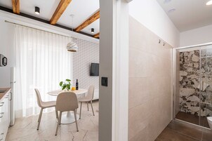 Apartamento (One Bedroom Apartment with Balcony an) | Kitchenette privada | Um frigorífico 