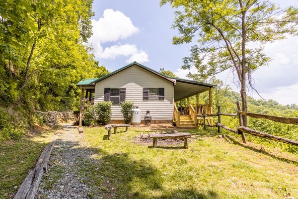 Papa Bear's Lair ~ Mountain Top Views - North Carolina