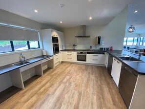 Casa | Cozinha privada | Um frigorífico, um micro-ondas, um forno, uma placa de cozinha 