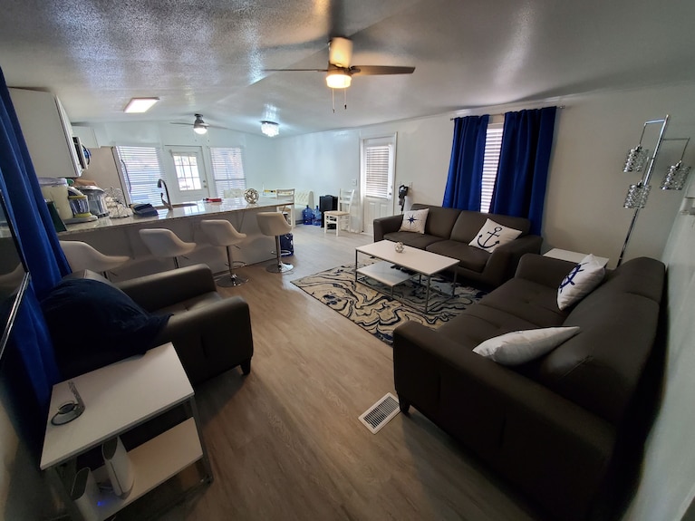 Waterfront Lake Cottage, Spacious Outdoor Deck! Bbq Grill And Firepit! - Log Cabin, TX