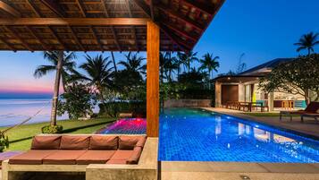 2 piscinas externas, guarda-sóis, espreguiçadeiras