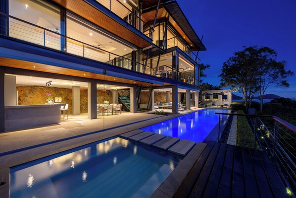 Fachada da propriedade à noite