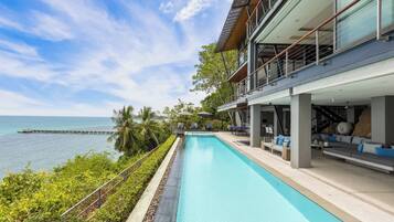 Piscina exterior, guarda-sóis, espreguiçadeiras