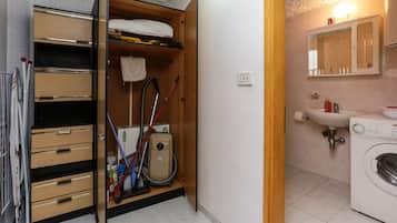 Apartamento (Duplex Economy Two Bedroom Apartment) | Banheiro | Chuveiro, toalhas de banho