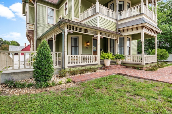 Exquisite 125 Year Old Queen Anne Historical House - 2nd Floor - 4 Room Unit - Lake City, FL