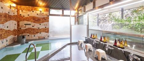 Secador de cabelo, toalhas de banho, shampoo, papel higiênico