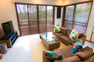 Villa Deluxe, não fumadores | Sala de estar | TV de ecrã plano, Netflix, serviços de streaming 