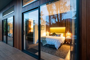 Casa na Árvore Deluxe, banheira de hidromassagem grande (Treehouse) | Roupa de alta qualidade, cofre com capacidade para portátil 