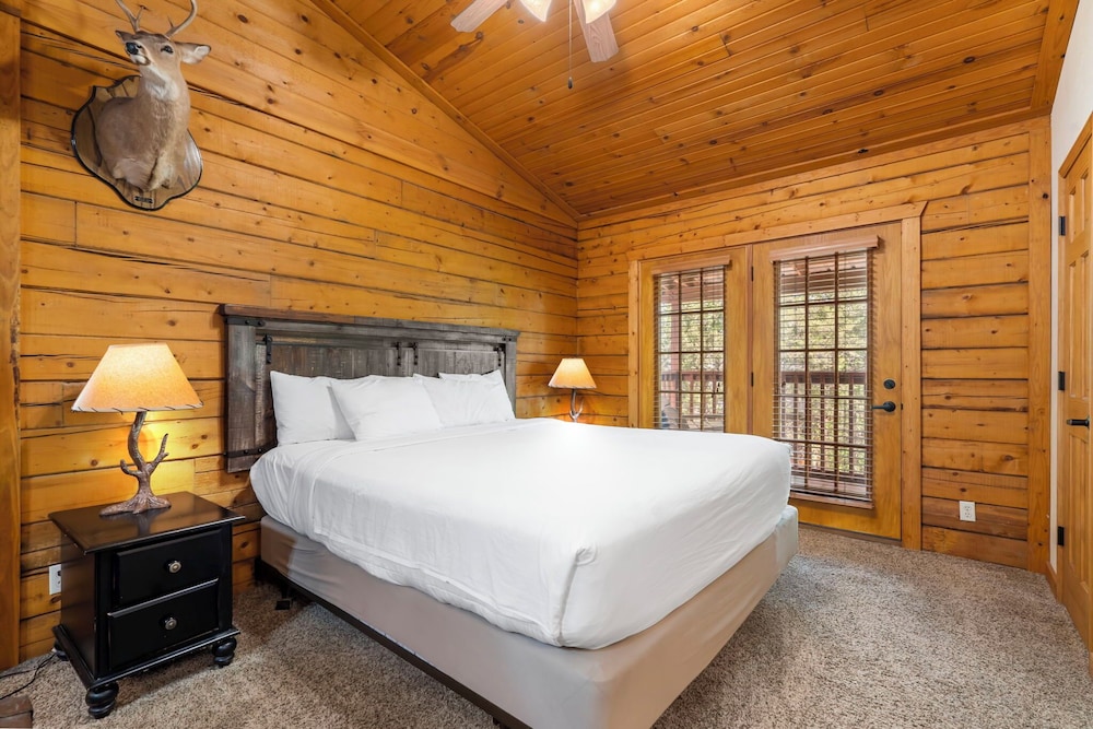 Romantic Hideaway Walk-in Cabin For Two - Fireplace & Whirlpool Tub - Branson, MO