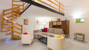 Apartamento Deluxe | Sala de estar | TV de ecrã plano