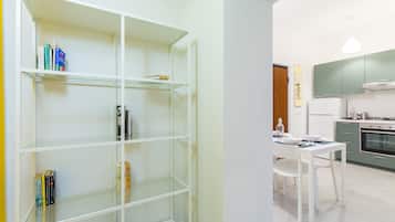 Apartamento luxo | Cozinha privada | Cafeteira/chaleira, chaleira elétrica, torradeira, freezer
