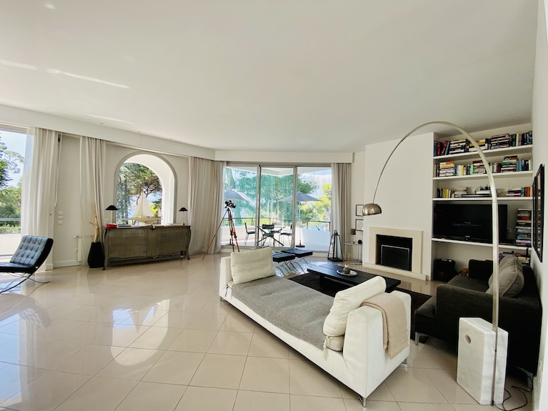 Beautiful 5 Bedroom, 4 Bathroom Villa On Cap Dantibes With Direct Sea View - Antibes