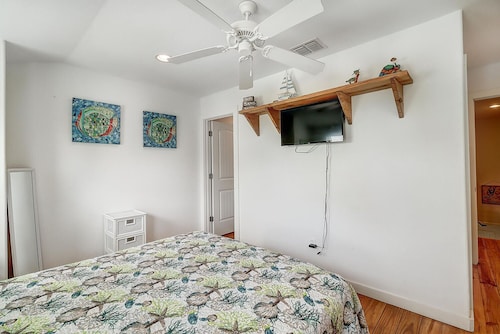 Reel Paradise! 3bd Townhome W/ Tropical Grounds, Pool, Hammocks, Walk To Beach - Port Aransas, TX