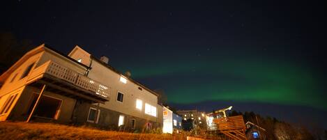Fachada da propriedade à noite