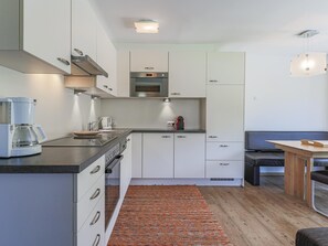 Um micro-ondas, um forno, uma cafeteira/bule, uma torradeira 