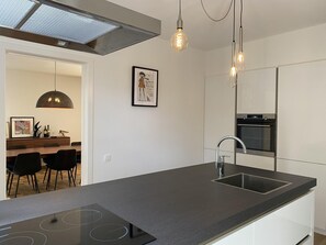 Um frigorífico, um micro-ondas, um forno, uma máquina de lavar louça 