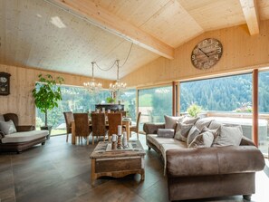 Villa (4 Bedrooms) | Sala | Televisor, lareira 