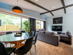 Chalé (Multiple Bedrooms) | Sala | Televisor 