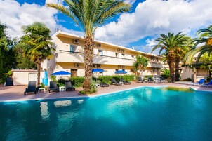 Piscina externa sazonal, espreguiçadeiras