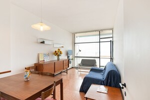 Apartamento, 1 quarto (Stair access only) | Sala | TV de ecrã plano