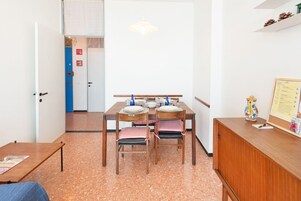 Apartamento, 1 quarto (Stair access only) | Sala | TV de ecrã plano