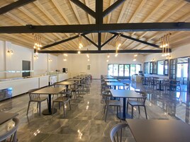 Café da manhã com buffet grátis todos os dias