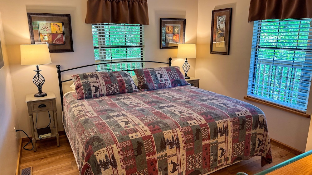 Scenic Cabin On Private Lake Next To Smoky Mountains National Park Near Gatlinburg & Pigeon Forge - Townsend, TN