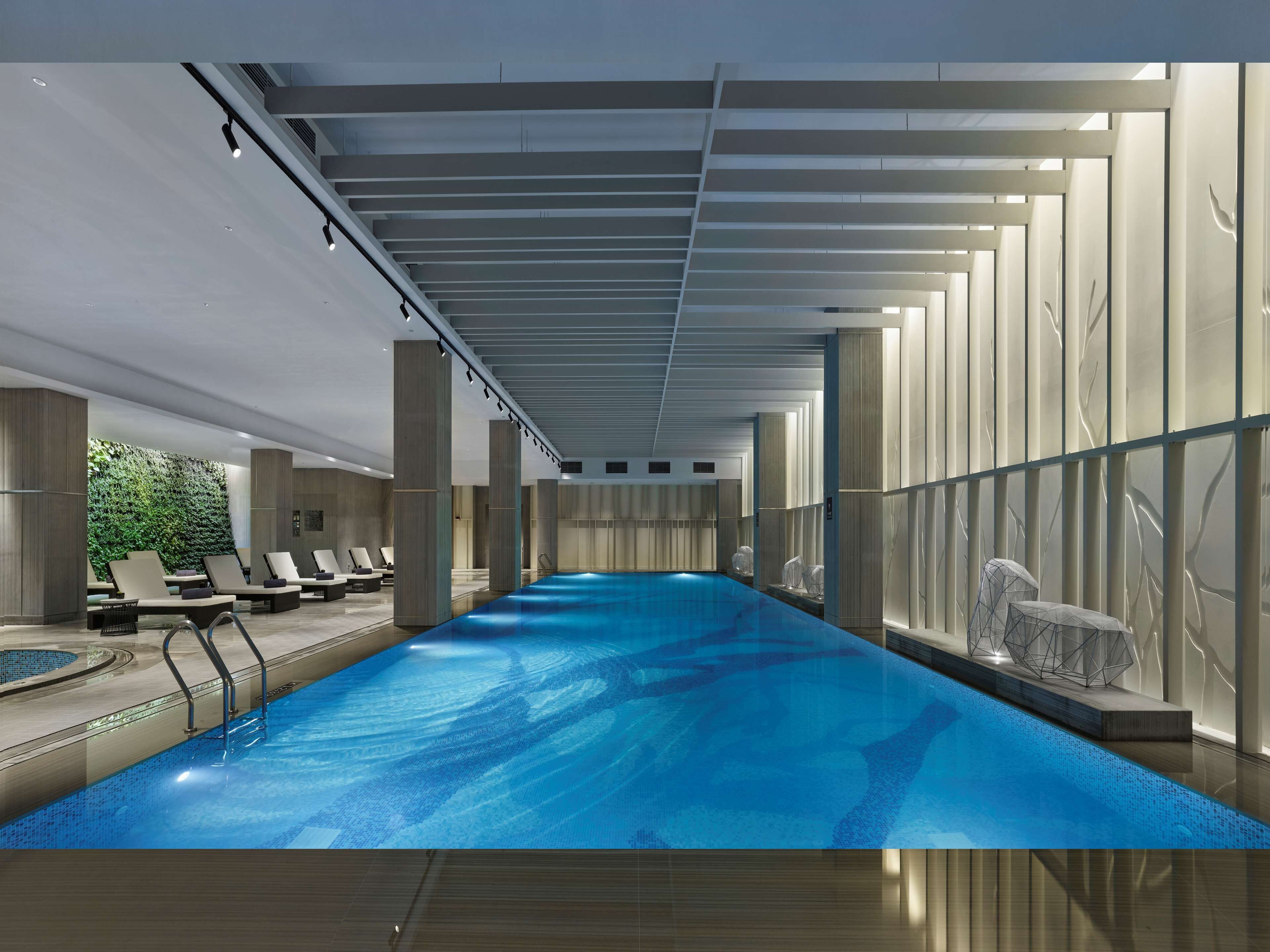 Piscina interior, espreguiçadeiras 