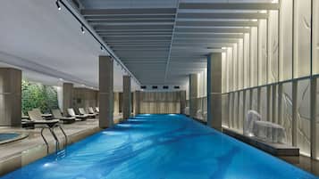 Piscina interior, espreguiçadeiras