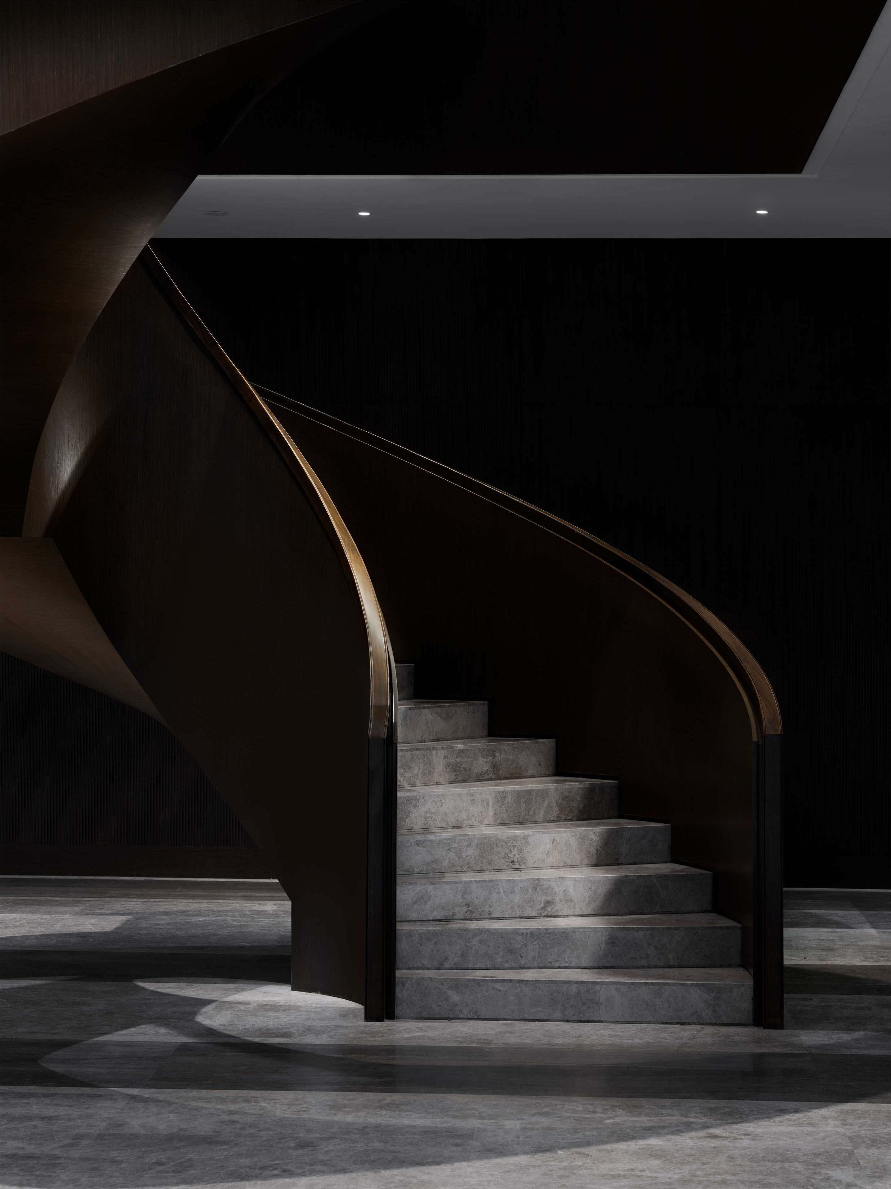 Escadaria moderna com design elegante e corrimão metálico.