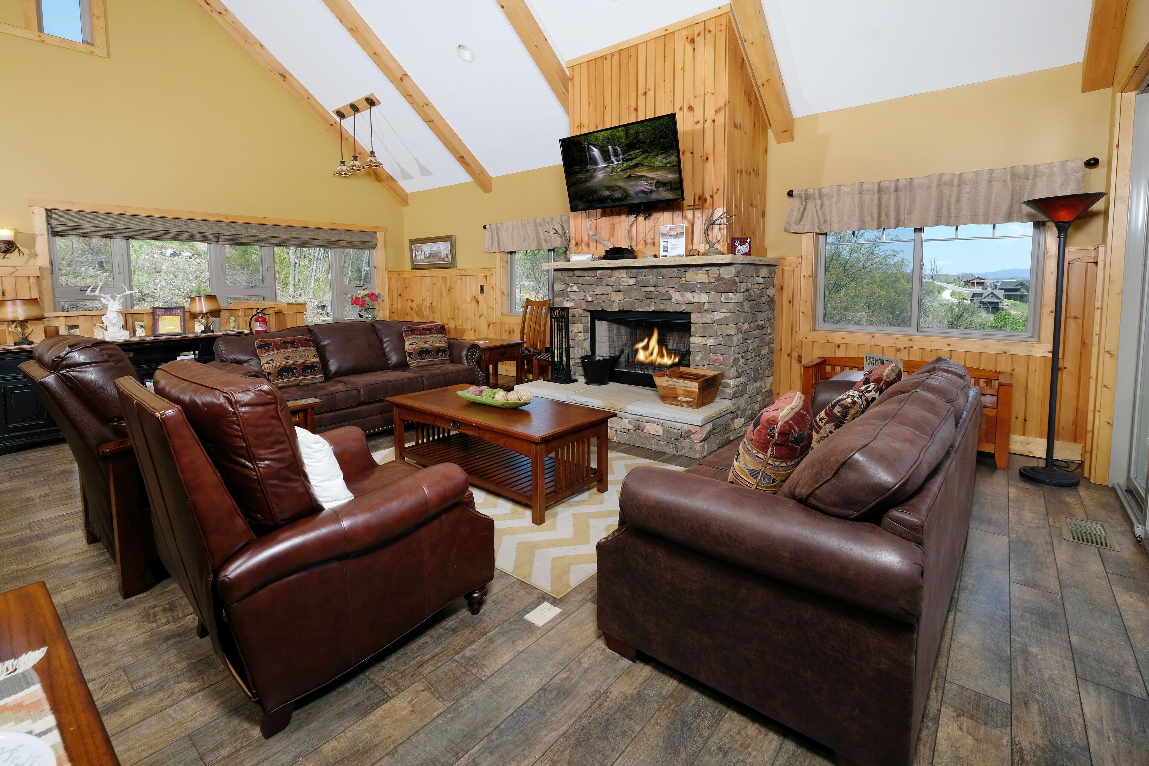 Four Bedrooms With Smoky Mountain Views, Hot Tub, Pool Table, & Plenty Of Space! - Gatlinburg, TN