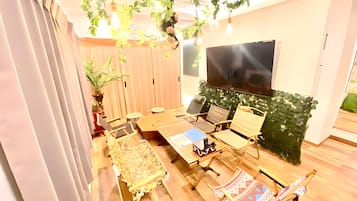 Apartamento Básico (204) | Sala de estar | Televisor LCD, serviços de streaming
